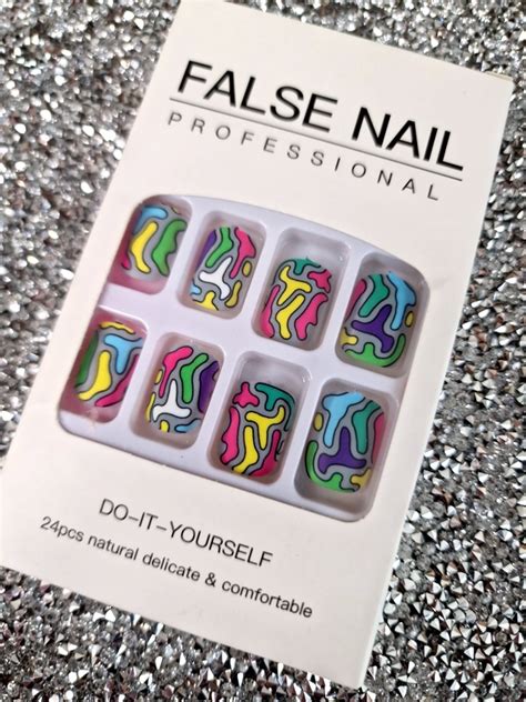 Комплект Разкошни Press On Изкуствени Нокти 24 броя Артистичен Цветен Дизайн Качествени