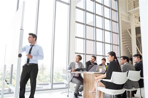 회의 중에 동료에 게 프레젠테이션을 제공 하는 비즈니스 임원 오피스 컨셉의 브리핑 프로젝트 경영자에 대한 스톡 사진 및 기타 이미지 Istock