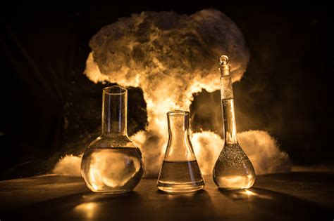 실험실에서 용액을 가진 유리 플라스크를 테스트합니다 과학 및 의학 배경 어두운 톤 배경에 실험실 테스트 튜브 과학 연구 장비 개념 개발에 대한 스톡 사진 및 기타 이미지