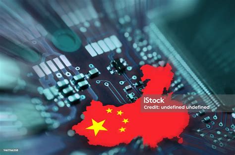 인쇄된 전자 카드의 마이크로칩에 있는 중화민국의 지도와 국기 글로벌 마이크로칩 및 반도체 제조에서 패권을 위한 개념 0명에 대한 스톡 사진 및 기타 이미지 Istock