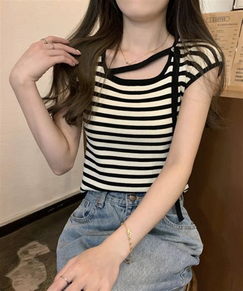 포앤바이앤 4colors 돌먼 스트라이프 크롭 니트티 라운드넥 단가라 줄무늬 반팔 슬림핏 사선 스트랩 니트탑 단정한