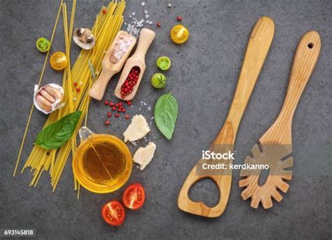 이탈리아 요리 개념입니다 재료 달콤한 바 질 토마토 어두운 배경 평면 배치 및 복사 공간에 마늘 후추의 열매 샴 피 뇽 호박 파 르 메 산 치즈 스파게티 고급 요리에 대한