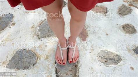 아름다움과 패션 컨셉 시멘트 바닥 배경 상단보기에 서 골드 샌들 신발과 빨간 손톱을 입고 셀카 발 가냘픈에 대한 스톡 사진 및 기타 이미지 Istock