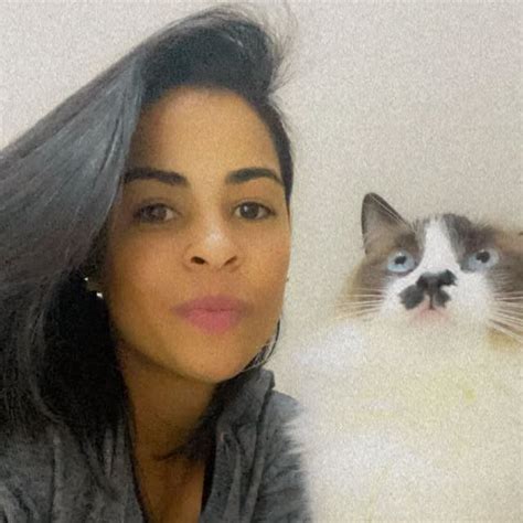 Cássia Graziele Pereira Fernandes Cassia Grazi • Threads Say More