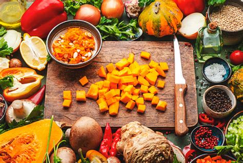 음식 배경입니다 도마에 얇게 썬 호박과 칼 야채 버섯 뿌리 향신료 완전 채식 요리 재료 건강한 식습관 다이어트 편안한 느린 음식 개념 소박한 테이블 탑 뷰 가을에 대한 스톡