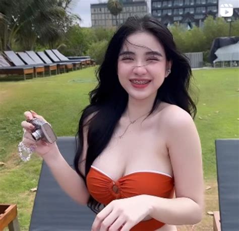 ขนม ศศิกานต์ ภรรยา ครูเต้ย เผยเสน่ห์ในชุดส้ม ทำแฟนๆ ไม่รู้โฟกัสอะไรก่อน รูป คลิป Sanook Music