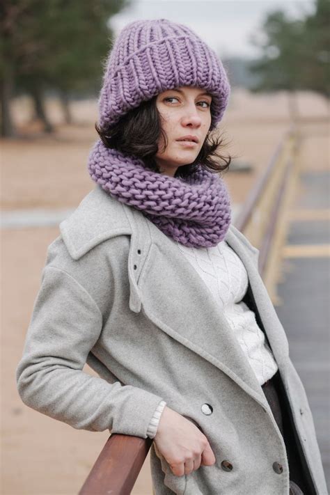 Шапка крупной вязки модная шапка стильная шапка объемная шапка сиреневая шапка шапка и снуд