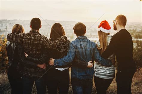 年轻男女互相拥抱高清图片下载 正版图片505589140 摄图网 年轻男女互相拥抱高清图片下载 正版图片505589140 摄图网