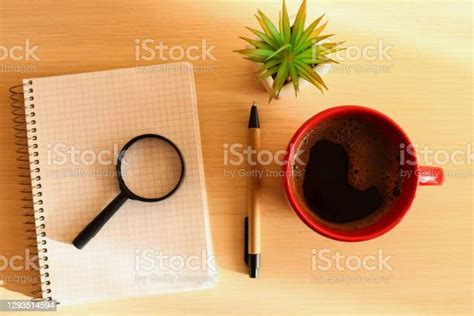 책상 위에 메모장 펜 식물 돋보기 모닝 커피 한 잔이 있는 작업장 비즈니스 프리랜서 및 교육 개념 아침 개념 작업의 시작 상단 보기 플랫 레이 0명에 대한 스톡 사진 및