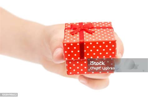 어린이 손을 빨간 선물 상자를 들고 닫습니다 백색에 절연 되어 있습니다 공휴일에 대한 스톡 사진 및 기타 이미지 공휴일 기념일 나비매듭 Istock