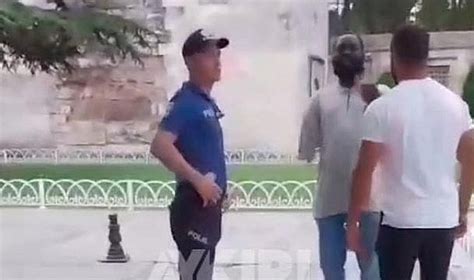 İstanbulda Hadsiz Bir Zenci Kaçak Kadınlara Neden Çıplak Geziyorsunuz Diye Saldırdı