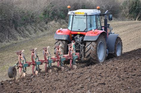 Трактор пашет землю фото и картинки 50 штук