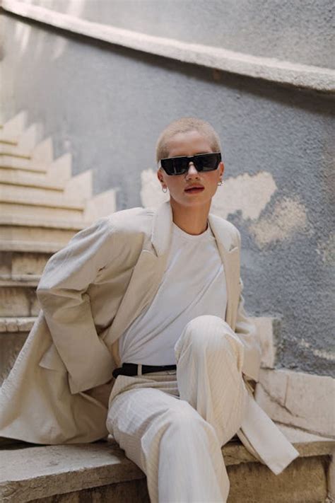 개성 거리 건축 계단 금 귀걸이 도시 도시의 돌 모델 미니멀리스트 베이지 베이지 톤 보그 보도 선글라스