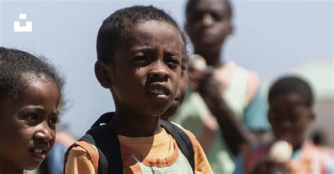 교복을 입은 아이들이 함께 서서 앞을 바라보고 있습니다 사진 Unsplash의 무료 초상 이미지