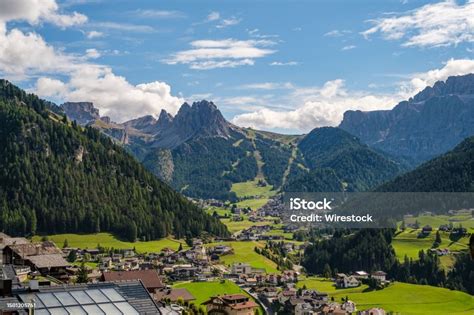 전경에 무성한 녹색 산 나무 전통 가옥이 있는 아름다운 풍경 굽이치는 풍경에 대한 스톡 사진 및 기타 이미지 굽이치는 풍경 풍경 0명 Istock