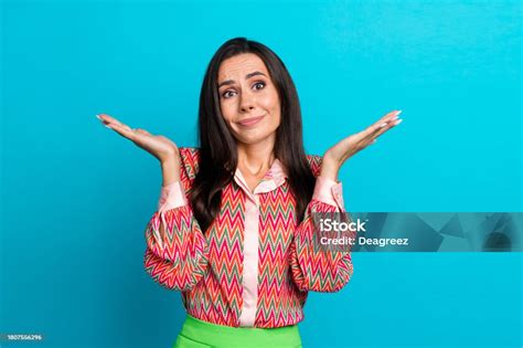 젊은 재미 여자 딜레마 어깨를 으쓱 손바닥의 사진 어떻게 문제를 해결하는지 모른다 아쿠아 마린 색상 배경에 고립 된 죄송합니다 갈색 머리에 대한 스톡 사진 및 기타 이미지