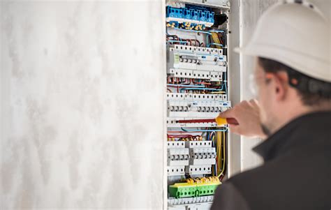 남자 퓨즈와 배전반에서 일하는 전기 기술자 전기 장비의 설치 및 연결 Stem 주제에 대한 스톡 사진 및 기타 이미지