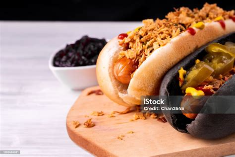 미국 전통 패스트푸드 핫도그 신선한 유기농 빵 빵 흰 밀과 블랙 숯 소시지 케첩 겨자 구운 양파 피클 감자 튀김 웨지 콜슬로와 함께 식사 0명에 대한 스톡 사진 및 기타