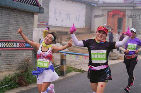 တရုတ် မြန်မာနယ်စပ်ရှိ ဟုဆားပန်းပင်လယ်မာရသွန်ပြိုင်ပွဲတွင် အပြေးသမား ၁၃၃၈ ဦး ပါ၀င်ယှဥ်ပြိုင်ခဲ့