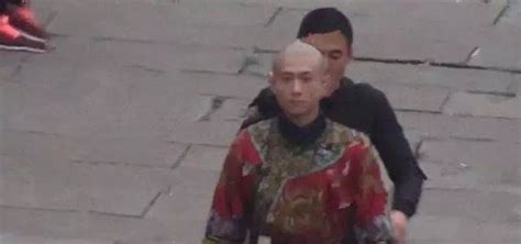 张一山光头现身机场，被调侃黑得像颗卤蛋