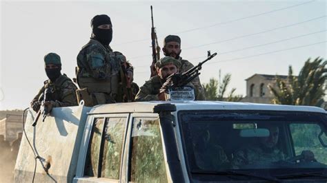 ویدیوها انتشار ویدئویی از برهنه شدن یک زن در ایران و ایستادن او بر روی خودروی پلیس یورونیوز