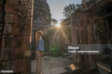 관광 여성 Wonderlust 여자 일몰 즐기는 발견 하 고 아시아 앙코르 와트 캄보디아에에서 여행에 고 대 사원에서 방황 25 29세에 대한 스톡 사진 및 기타 이미지