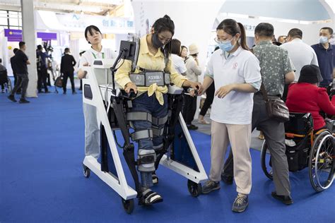 사진 베이징 하체용 외골격 로봇 체험하는 관람객 이코노믹데일리