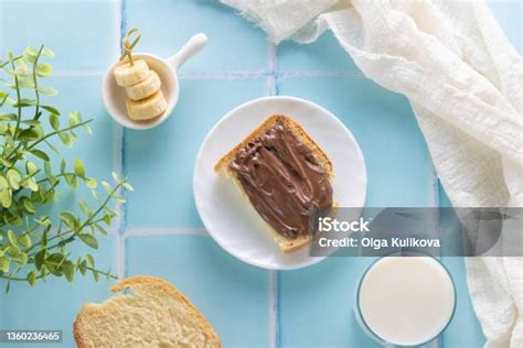 파란색 타일 배경에 초콜릿 페이스트 우유 바나나 슬라이스가 있는 샌드위치 초콜릿 스프레드에 대한 스톡 사진 및 기타 이미지 초콜릿 스프레드 토스트 크림 유가공 식품