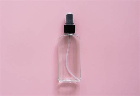 코로나바이러스 예방을 위해 방부제 병 손 소독제 1병 분홍색 배경에 손 소독제 스프레이 방부제 스프레이 모형 의 병 디자인공간을 복사합니다 0명에 대한 스톡 사진 및 기타