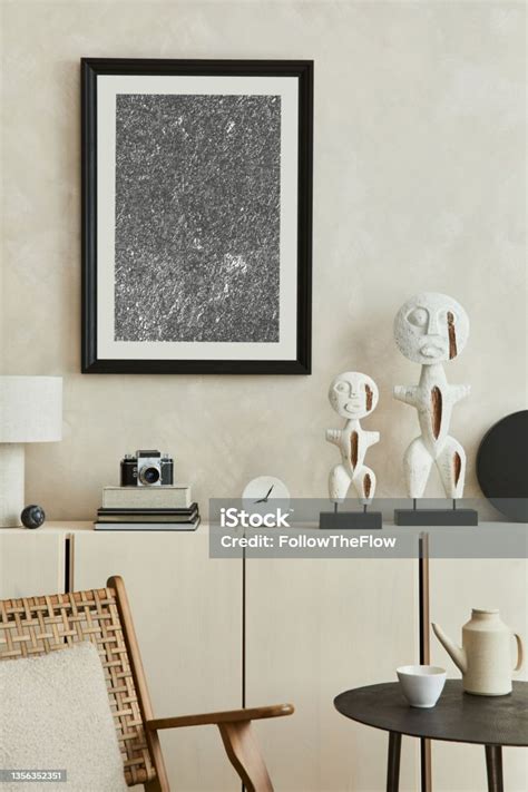 디자인 된 조각 모의 포스터 프레임 베이지 색 나무 사이드 보드 및 개인 액세서리와 현대 베이지 색 거실 인테리어 디자인의 창조적 인 구성 템플렛 0명에 대한 스톡 사진 및