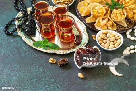 아랍 요리 라마단 카림 축제 이집트 동양 디저트라마단 메뉴 아라비아 팬케이크 카타예프와 날짜 피스타치오 공간을 복사합니다 0명에 대한 스톡 사진 및 기타 이미지 Istock