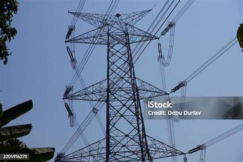 400kv 송전선탑은 푸른 하늘을 배경으로 고압 전력선을 지지하는 데 사용되는 구조입니다 0명에 대한 스톡 사진 및 기타 이미지 0명 강철 건축 Istock