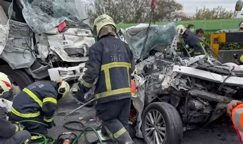 影怵目驚心！國道6車亂撞「2小車被撞成廢鐵」1人送醫不治 搶救畫面曝
