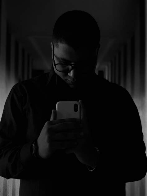 Un Homme Prenant Un Selfie Photo Photo Le Noir Gratuite Sur Unsplash