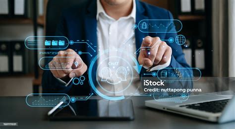 컴퓨터와 태블릿에서 챗봇을 사용하는 남자 스마트 지능 Aichat With Ai 인공 지능 Openai 생성 미래 기술 온라인 시스템의 로봇 Brand Name Online