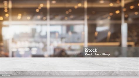 빈 흰색 대리석 돌 테이블 상단과 흐리게 추상 인테리어 카페 공간 배경수 디스플레이 사용에서 배경 또는 귀하의 제품을 몽타주 카페에 대한 스톡 사진 및 기타 이미지 Istock