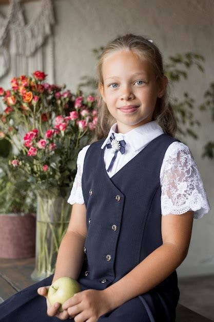 Seite Maedchen Uniform Bilder Kostenloser Download Auf Freepik