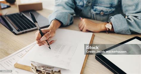 택배 업무 검사 유지 보수 또는 배송 관리를 위한 테이블 위의 손 및 클립보드 사무실에서 체크리스트 관리 또는 재고 정보로 문서를 가진 사람 공급 업체 및 펜 쓰기에 대한