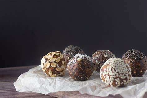 오트밀 치아 씨 코코넛 플레이크 코코아 말린 과일을 곁들인 생 비건 건강한 에너지 공 갈색에 대한 스톡 사진 및 기타 이미지 Istock