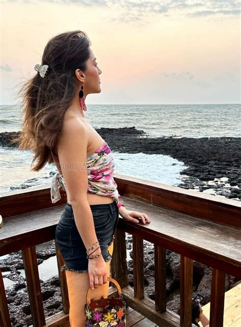 Mehreen Pirzada Sexy Holiday Pictures 01 234328 Kollywood Zone