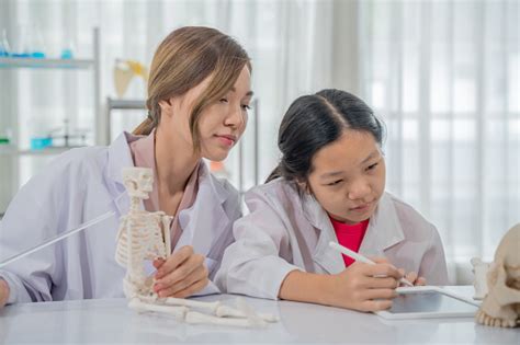 실험실에서 의사와 함께 배우는 아시아 어린이 신체 검사 및 과학 교육 수업 검사 보기에 대한 스톡 사진 및 기타 이미지 검사 보기 인체 학습 Istock