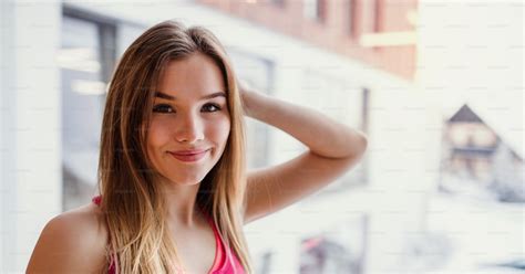 체육관에서 아름 다운 어린 소녀 또는 여자의 초상화입니다 공간을 복사합니다 사진 Unsplash의 초상 이미지