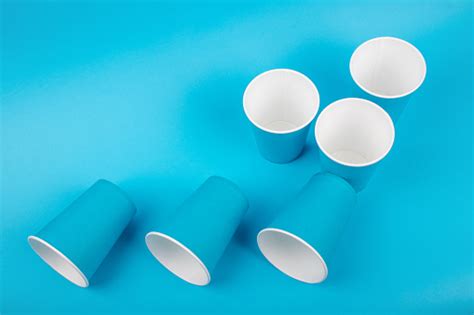 파란색 백그루드에 분리 된 종이 안경 친환경 퇴비식 식기 일회용 흰색 배경에 재활용 제로 플라스틱 행성 보존 플라스틱을 중지합니다 재활용 개념 갈색에 대한 스톡 사진 및