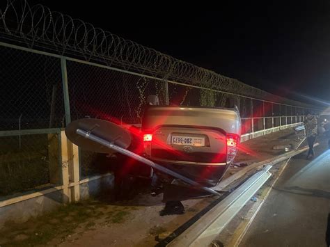 បុរស ម្នាក់ បេីករ ថយន្ត ក្នុង ល្បឿន លឿន រេចង្កូត ទៅ បុកបង្កាន់ដៃ របង ព្រលានយន្តហោះ ក្រឡាប់ ផ្ងារ