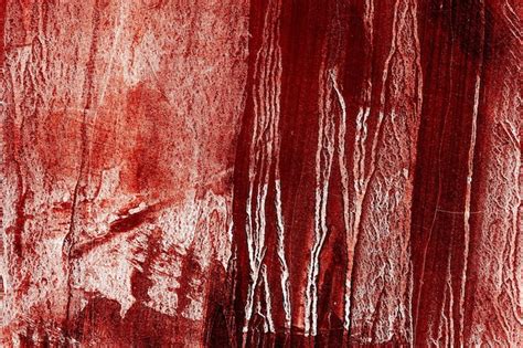빨간색 배경 배경 벽에 대한 무서운 피 묻은 더러운 벽은 핏자국과 긁힌 자국으로 가득 차 있습니다 프리미엄 사진