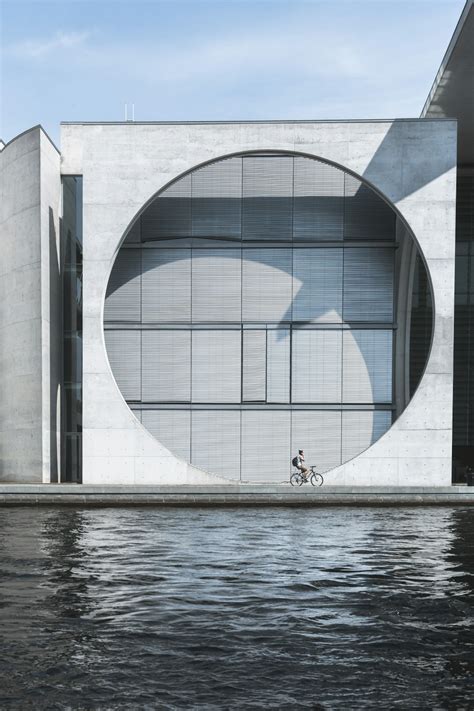 물 근처에서 자전거를 타고 있는 사람 사진 Unsplash의 무료 베를린 이미지