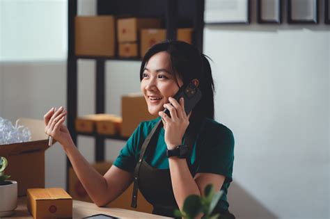 아시아 여성 온라인 판매자는 스마트 폰을 사용하여 고객에게 전화를 걸어 주문을 확인하고 재택 근무하는 태블릿에 메모합니다 기업가에 대한 스톡 사진 및 기타 이미지 Istock