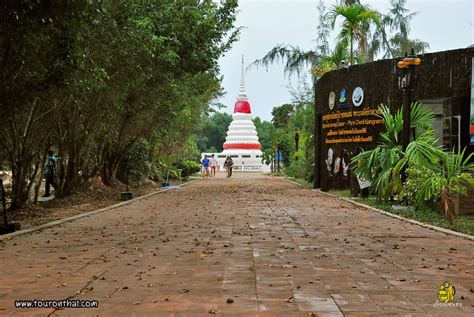 พระเจดีย์กลางน้ำ ระยอง พร้อมที่เที่ยวที่พักใกล้เคียง