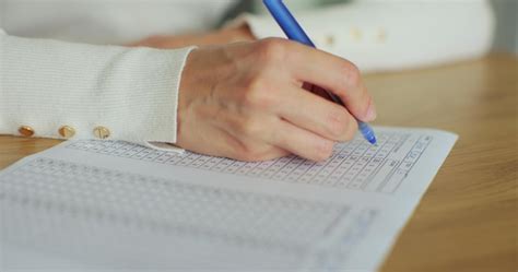 Étudiant écrivant Un Test éducatif Examen Danglais étudiant à L