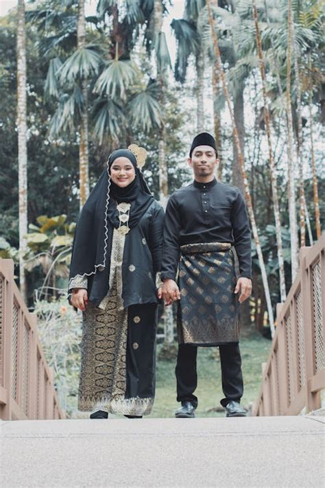 검은 옷 격식있는 옷차림 공원 남성 남자 다리 다리 위에서 포즈를 취하다 단란함 말레이 복장 말레이시아 말레이시아 문화 말레이시아 복장 문화 다양성